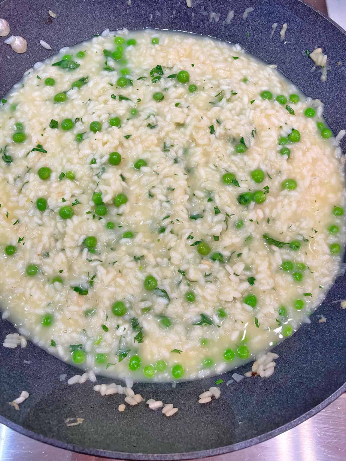 Creamy Parmesan Risotto with Peas - The Skinny Guinea